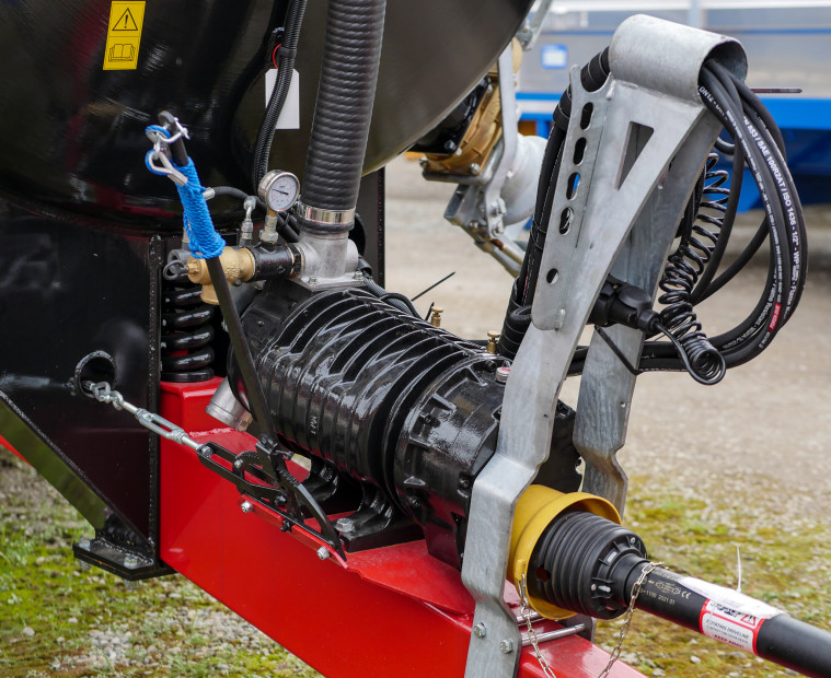 Cross Slurry Tanker Close-up | Johnston TractorsJohnston Tractors